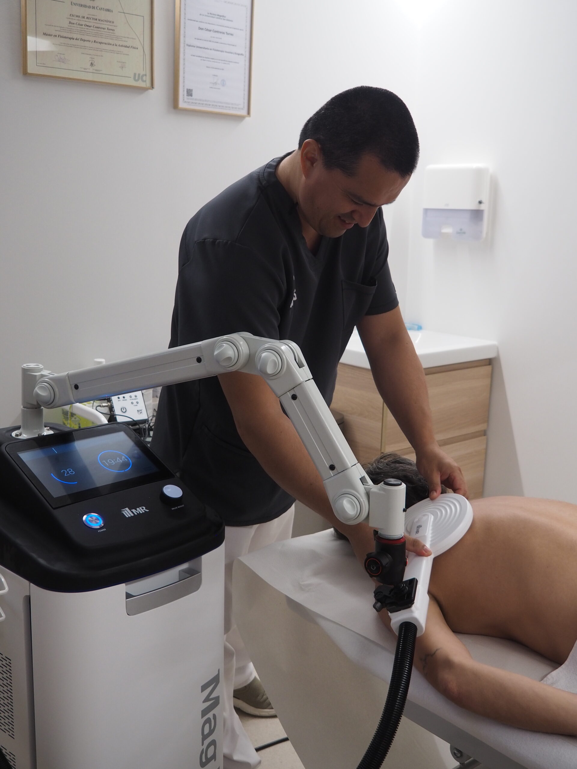 Masaje terapéutico para aliviar el dolor cervical - Aris Fisioterapia ...